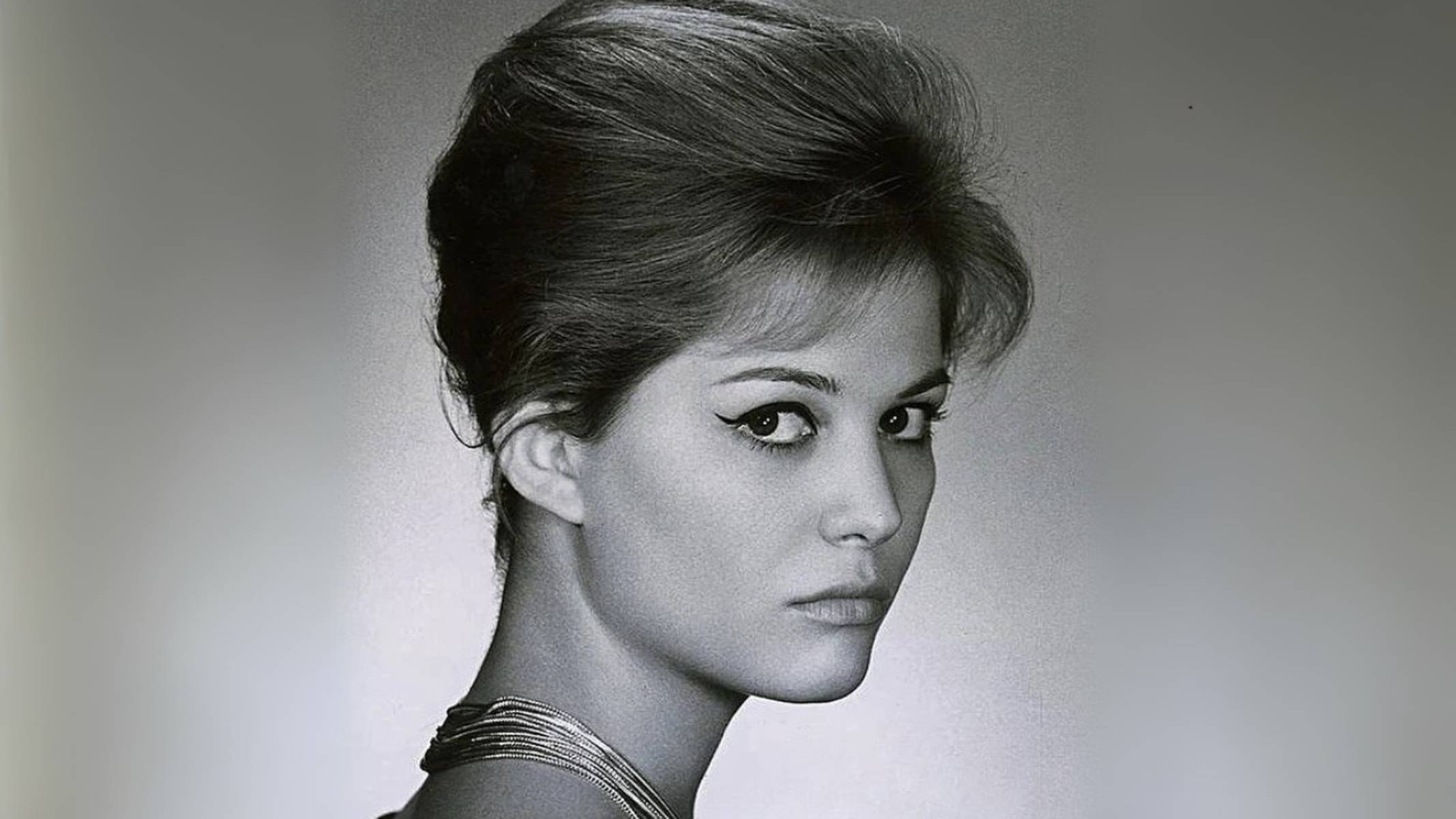 KOMENTÁŘE OD FANOUŠKŮ - Zemřela Claudia Cardinale: Krásná, silná a ...
